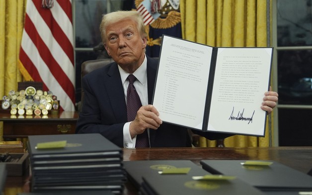 Tổng thống Mỹ Donald Trump ký loạt sắc lệnh quan trọng ngay sau khi ...